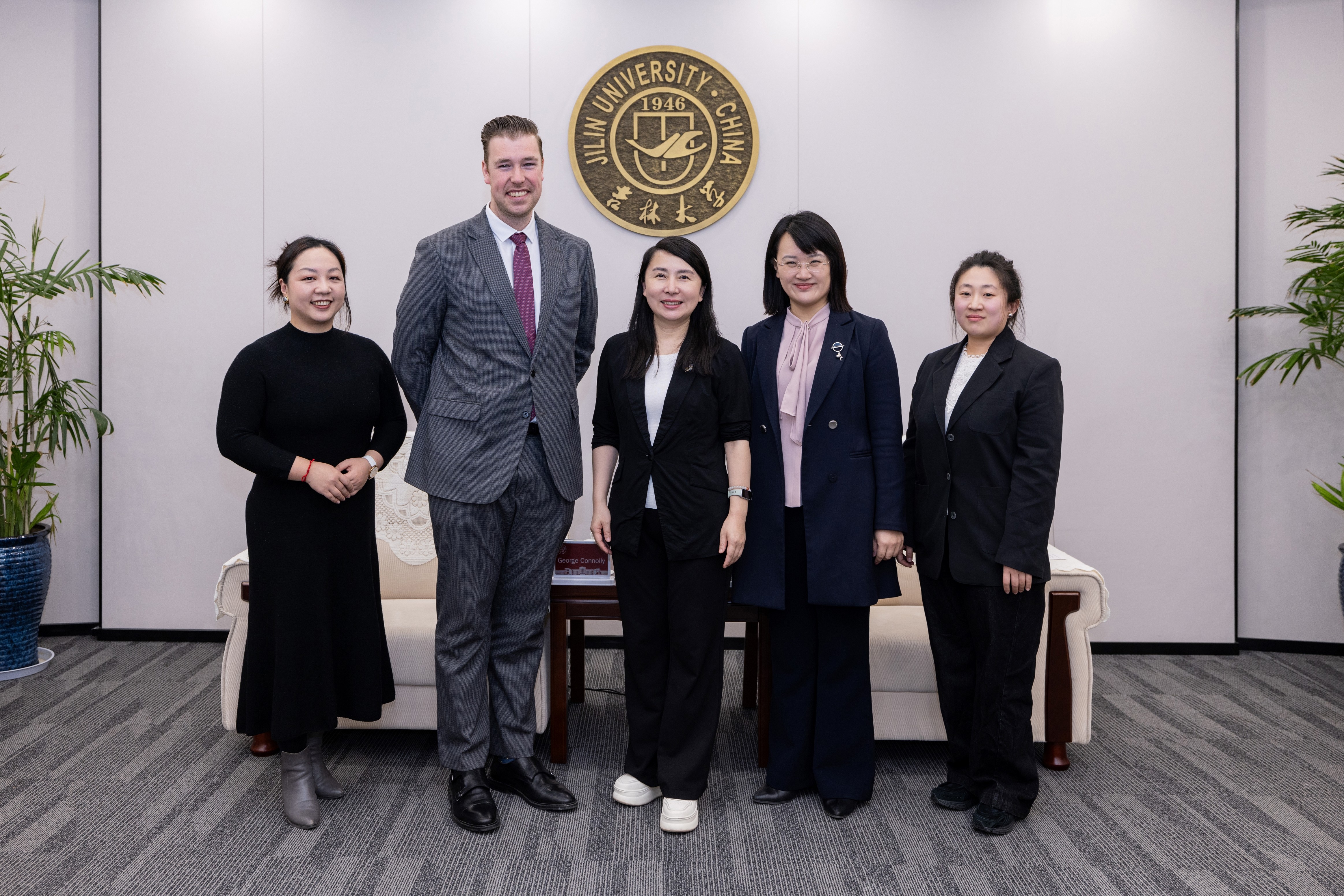 JLU vice president meets with Oxford representative-吉林大学英文